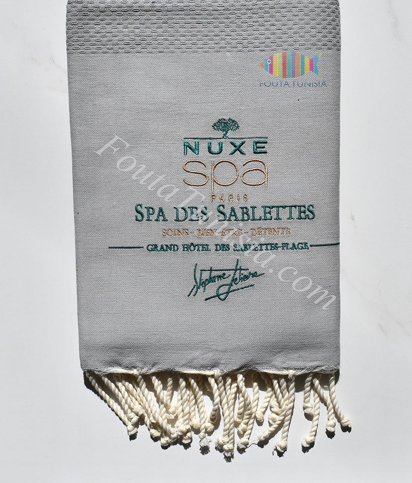 Fouta brodée NUXE Spa des Sablettes - Personnalisation luxe - FOUTA TUNISIA